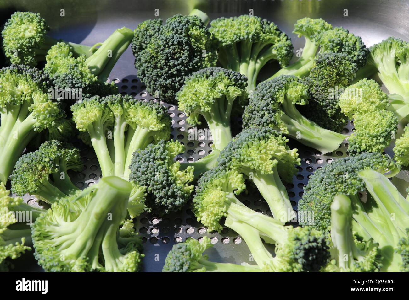 Broccoli in stainless steel hi-res stock photography and images - Alamy