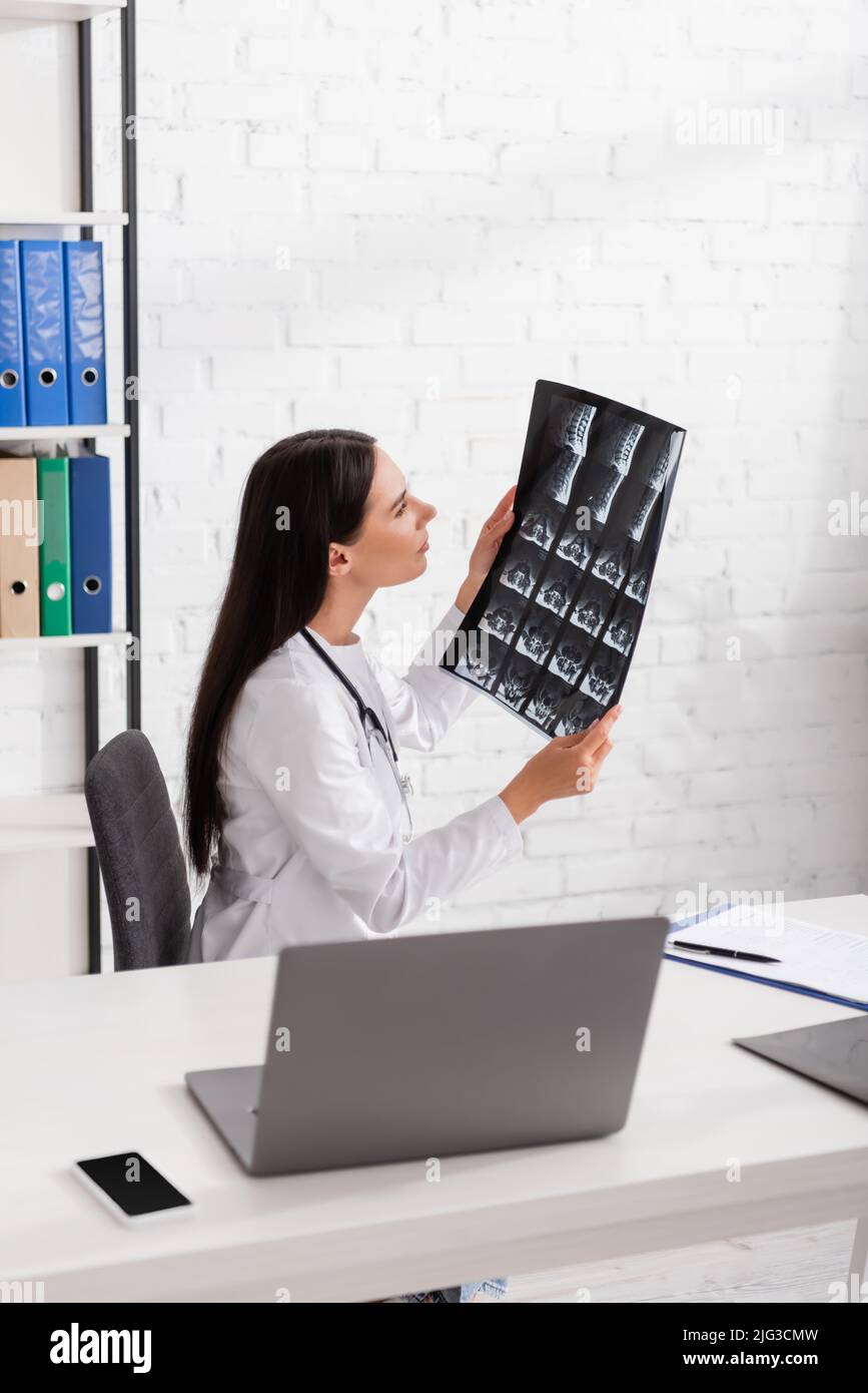 Medical doctor view mri scan hi-res stock photography and images - Alamy