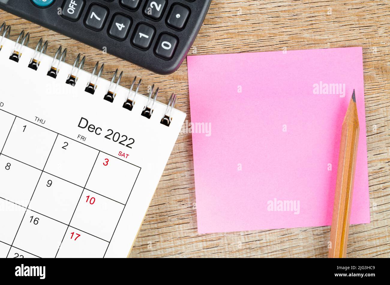 The Blank sticky note on December 2022 desk calendar on wooden ...