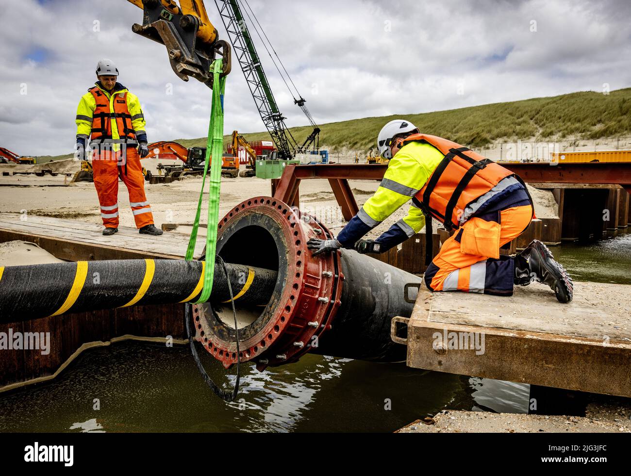 2022-07-07 13:59:03 WIJK AAN ZEE - Tennet employees are digging ...