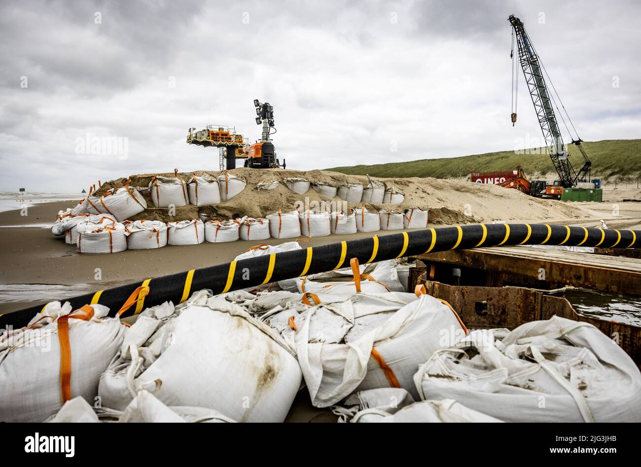 2022-07-07 14:09:10 WIJK AAN ZEE - Tennet employees are digging ...