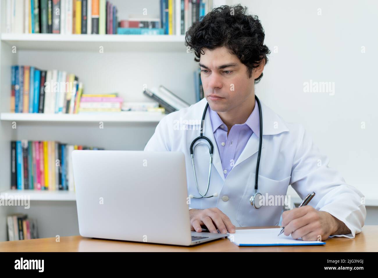 Hospital scientist hi-res stock photography and images - Alamy