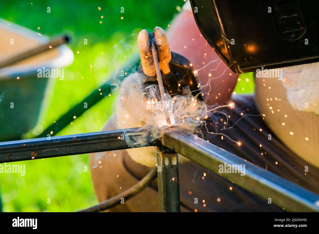 Selective focus on an electric arc welding electrode during metal ...