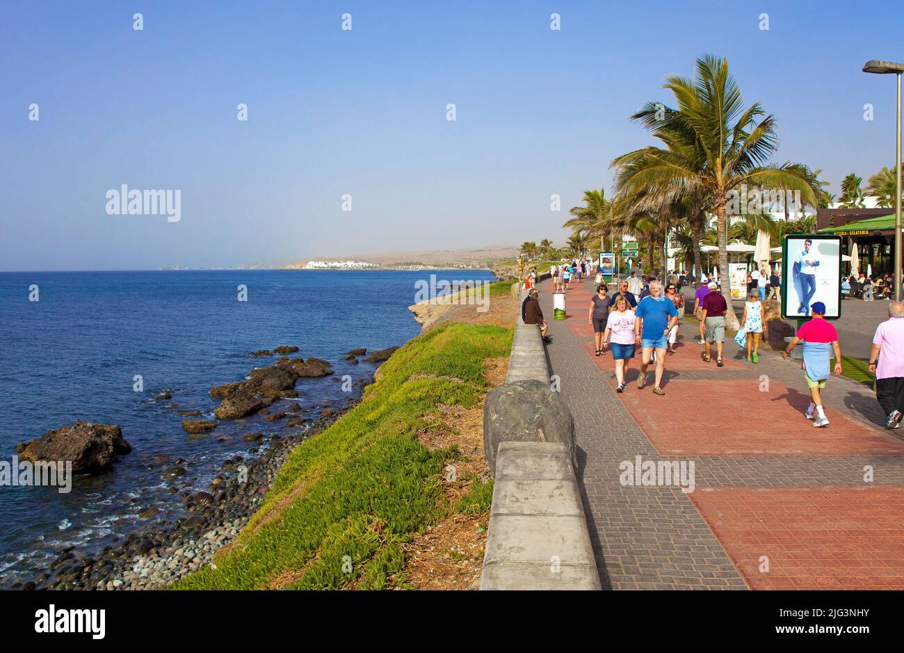 Tourists on the Paseo de Meloneras, sea promenade at Maspalomas, Grand ...