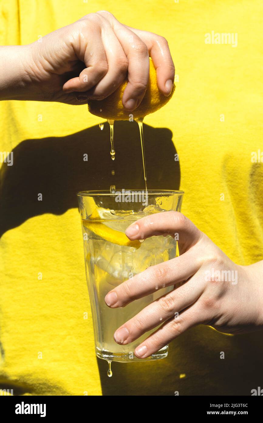 Squeezing lemon to glass hi-res stock photography and images - Alamy