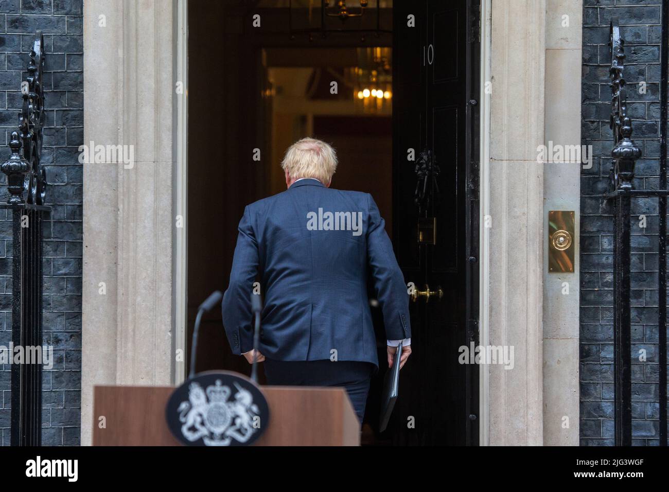Lectern 10 downing street hi-res stock photography and images - Alamy