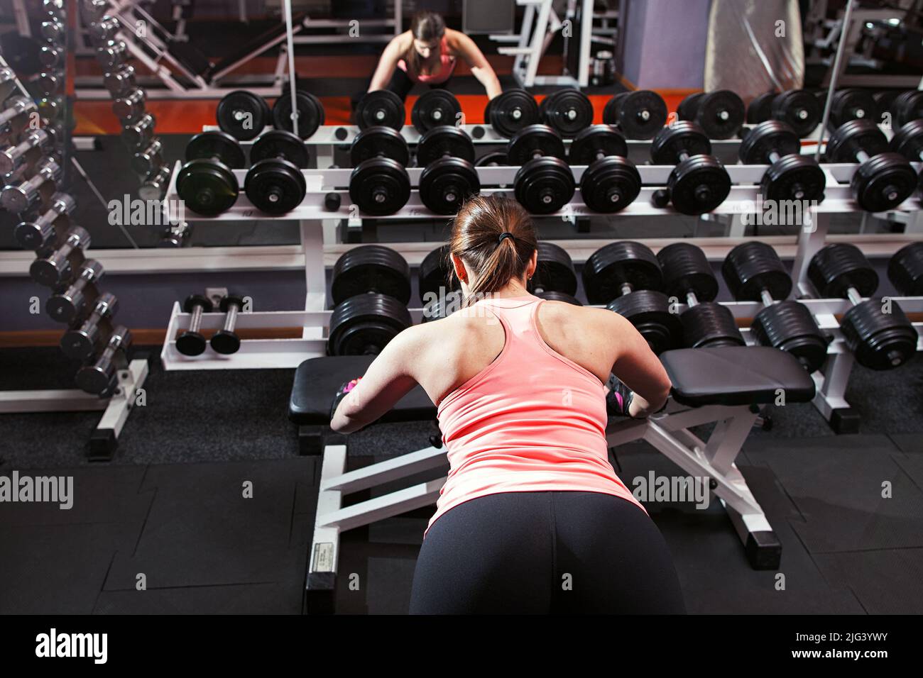 Bodybuilder girl doing push ups in gym Stock Photo - Alamy