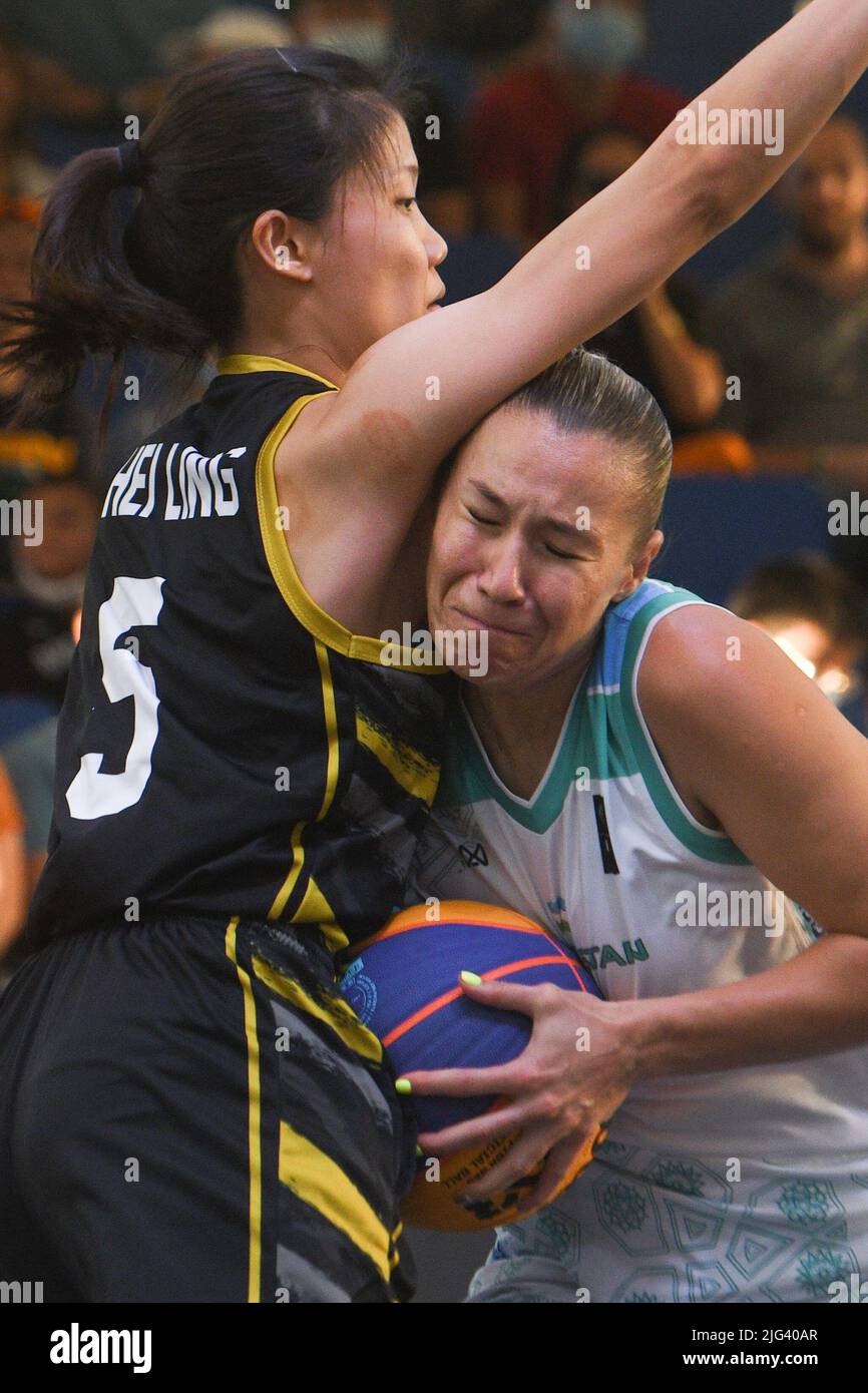 Singapore. 7th July, 2022. Phei Ling Lee (L) of Malaysia blocks Elena ...