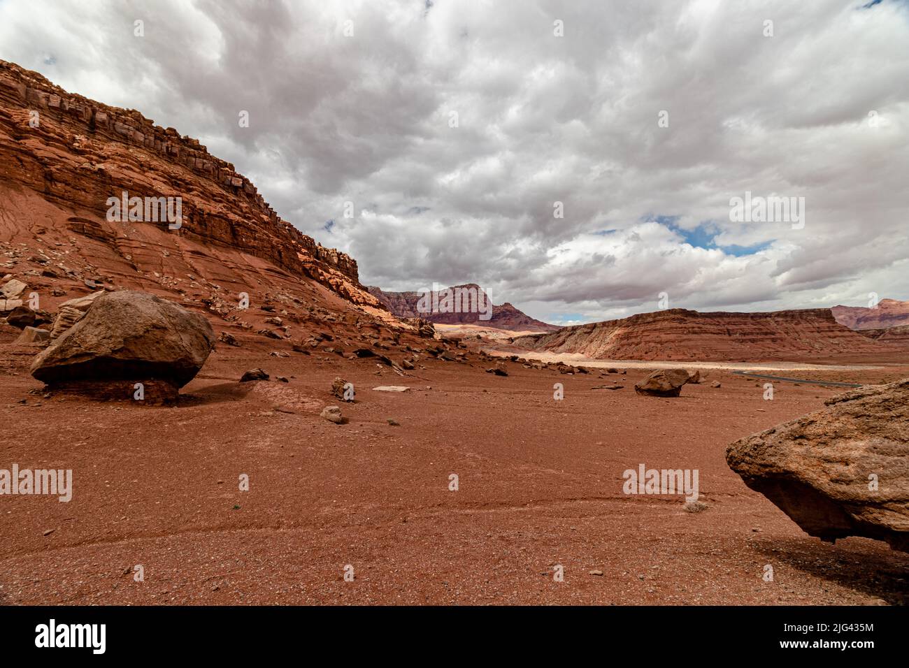 Awe inspiring mountain scenery and open spaces, Vermillion cliff range ...