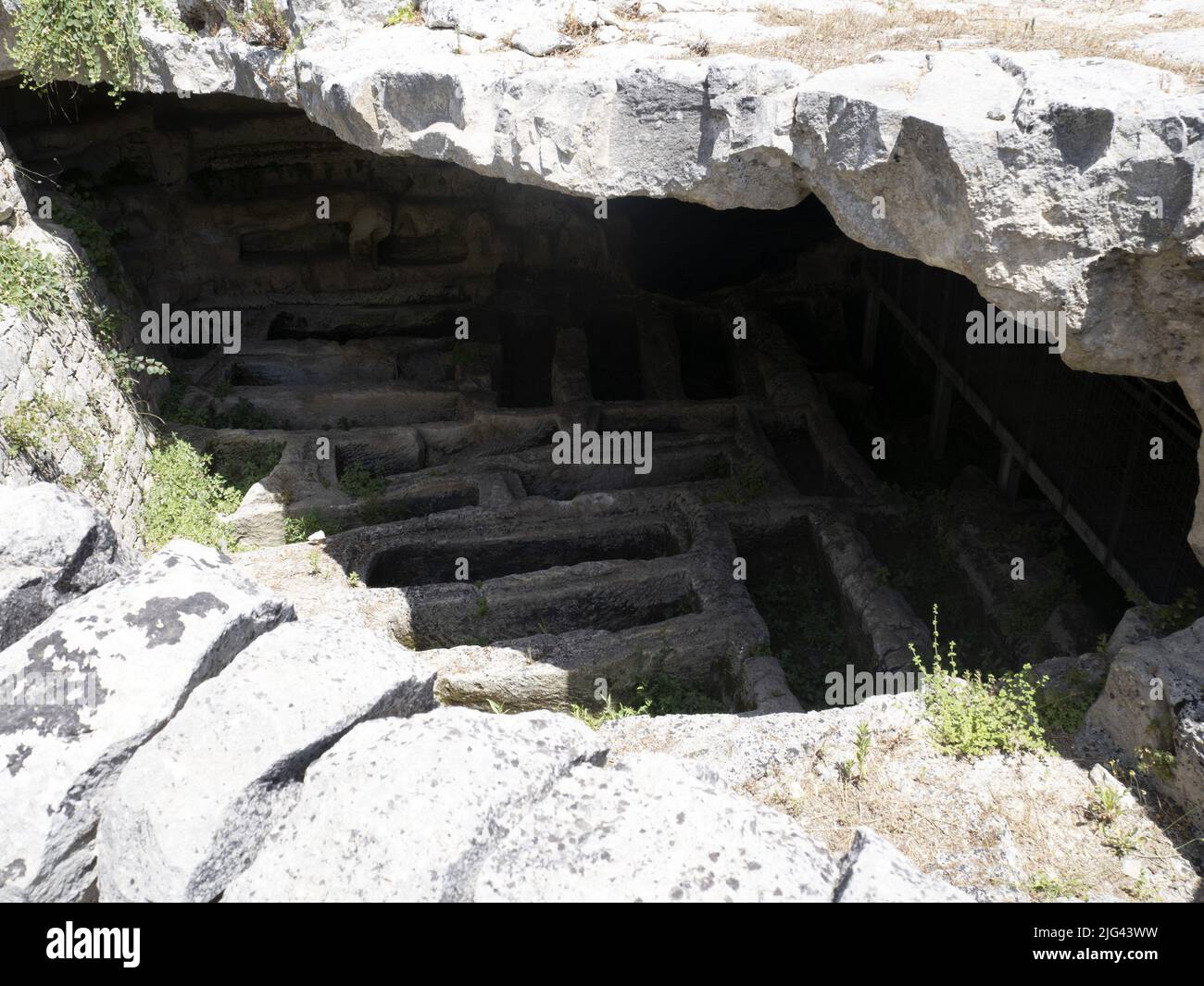 ancient cava d'ispica catacombs larderia cave sicily Stock Photo - Alamy