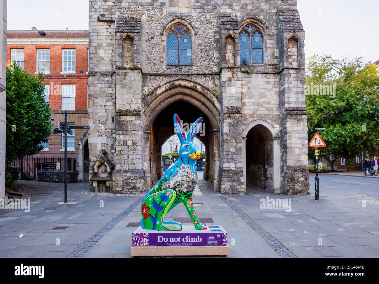 'Hero Hare', a sculpture by Jenny Leonard in the Hares of Hampshire ...