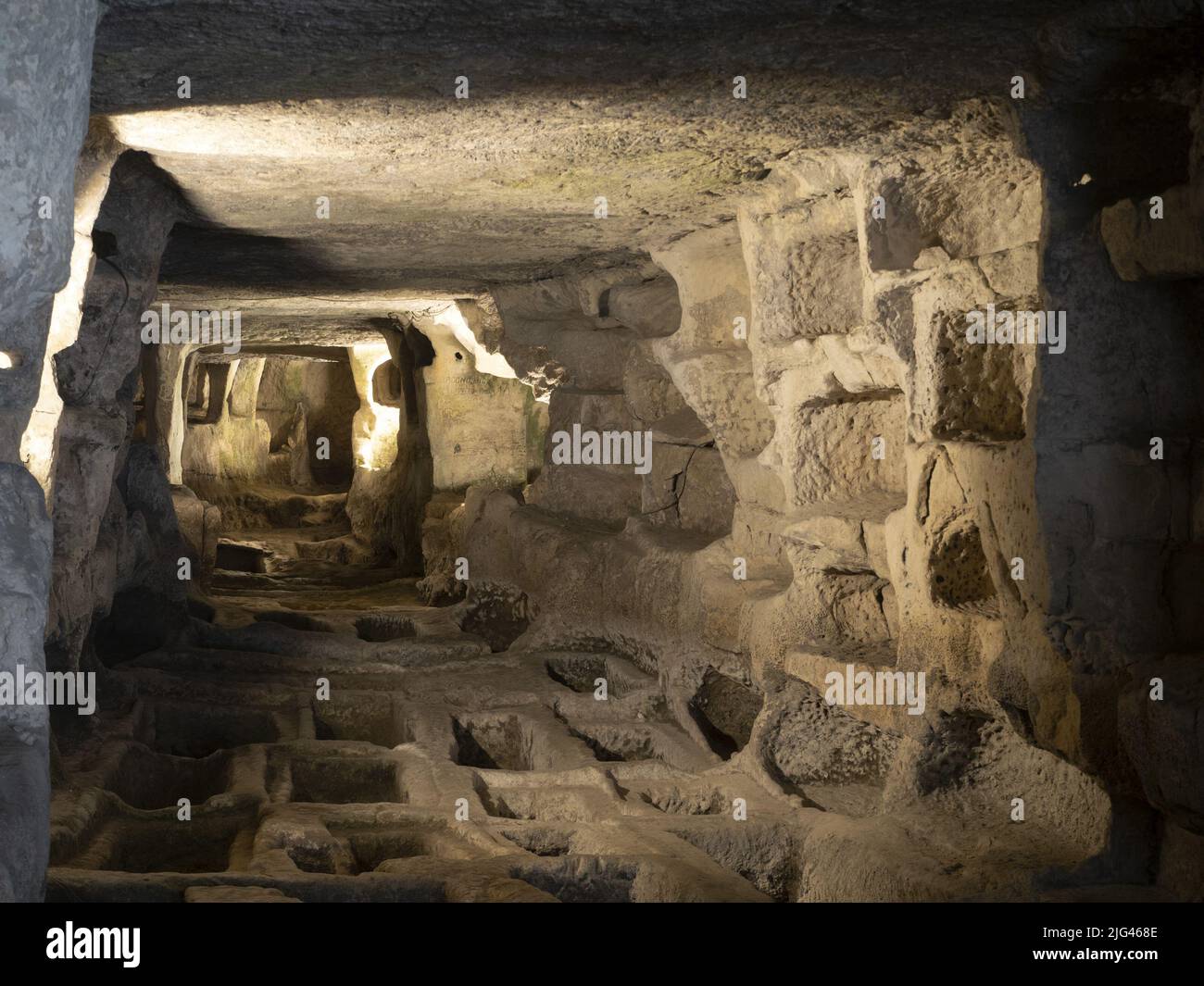ancient cava d'ispica catacombs larderia cave sicily Stock Photo - Alamy