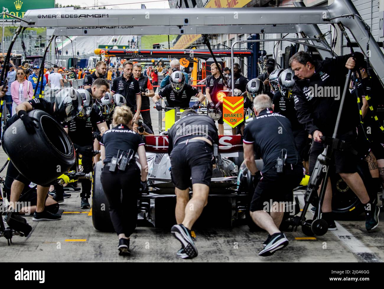 SPIELBERG - The Mercedes engineers practice a pit stop in the pit lane ...