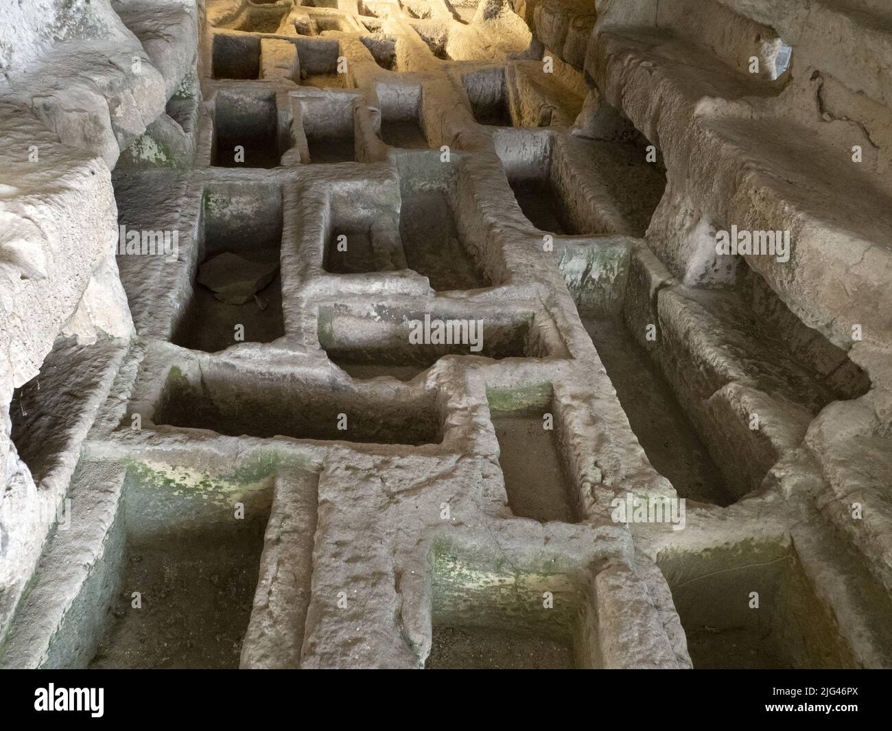 ancient cava d'ispica catacombs larderia cave sicily Stock Photo - Alamy