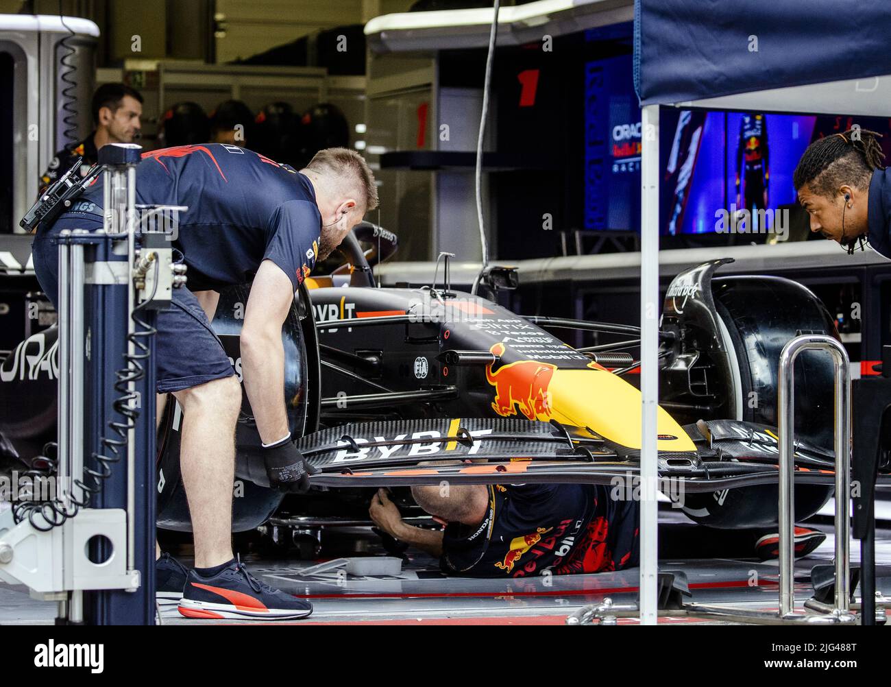 SPIELBERG - Engineers work on Max Verstappen's (Red Bull Racing) car at ...