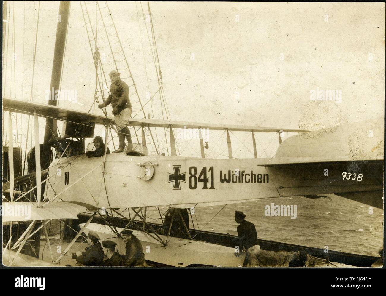 Return of S.M.H. "Wolf" after 15 months of cruise. Clear the "Wölfchen ...