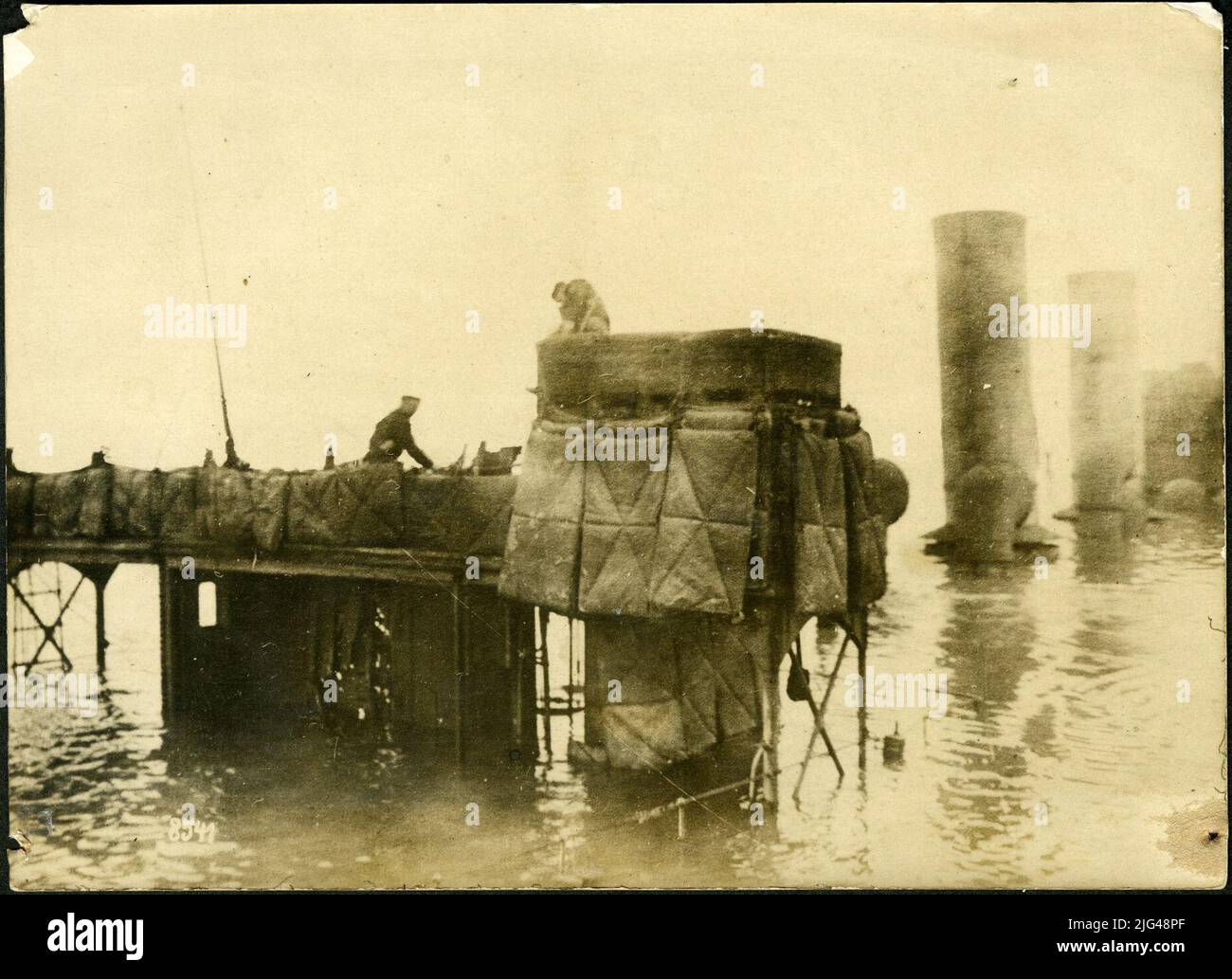 The failed hand prank of the English against Zeebrügge. The shot ...