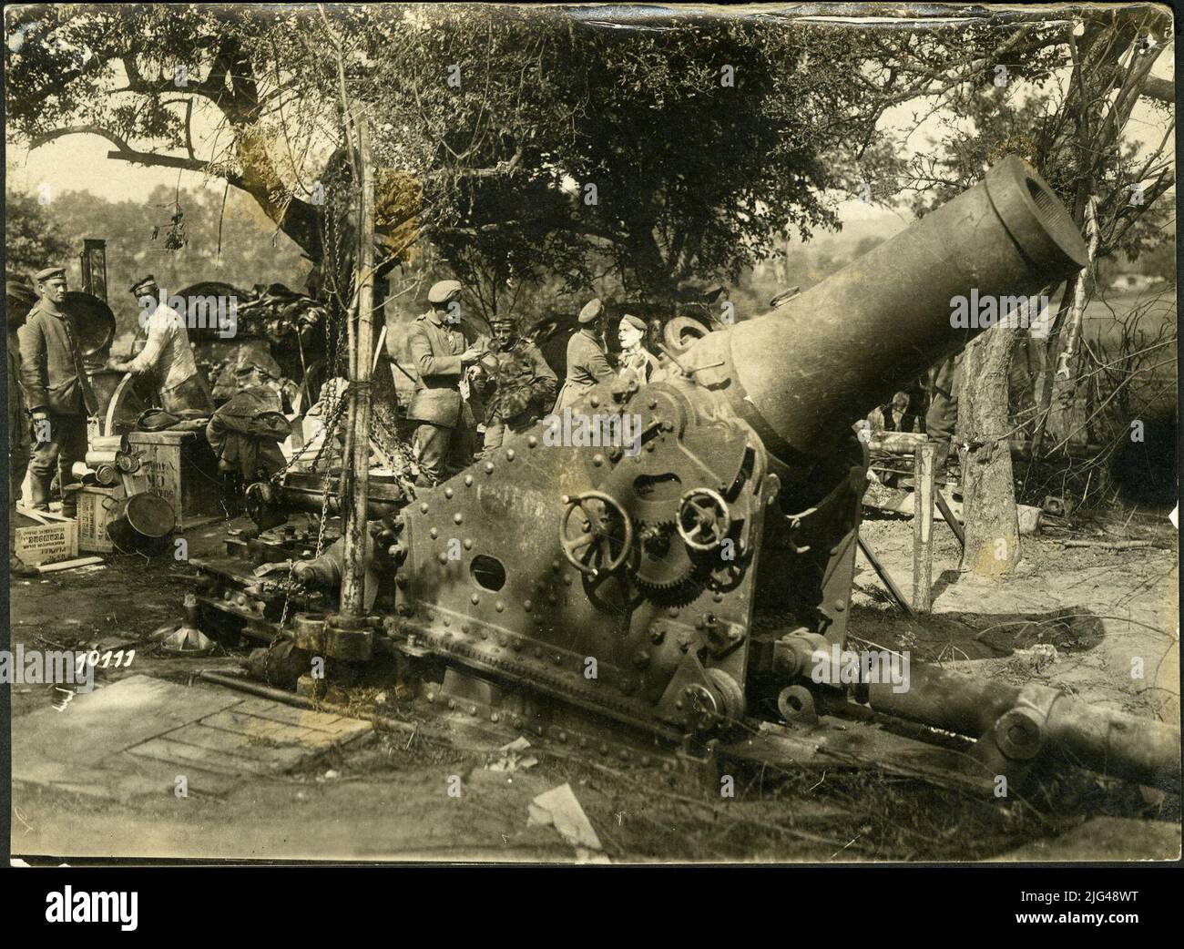 The weakening of the Foch army of war material. Captured battery of 28 ...
