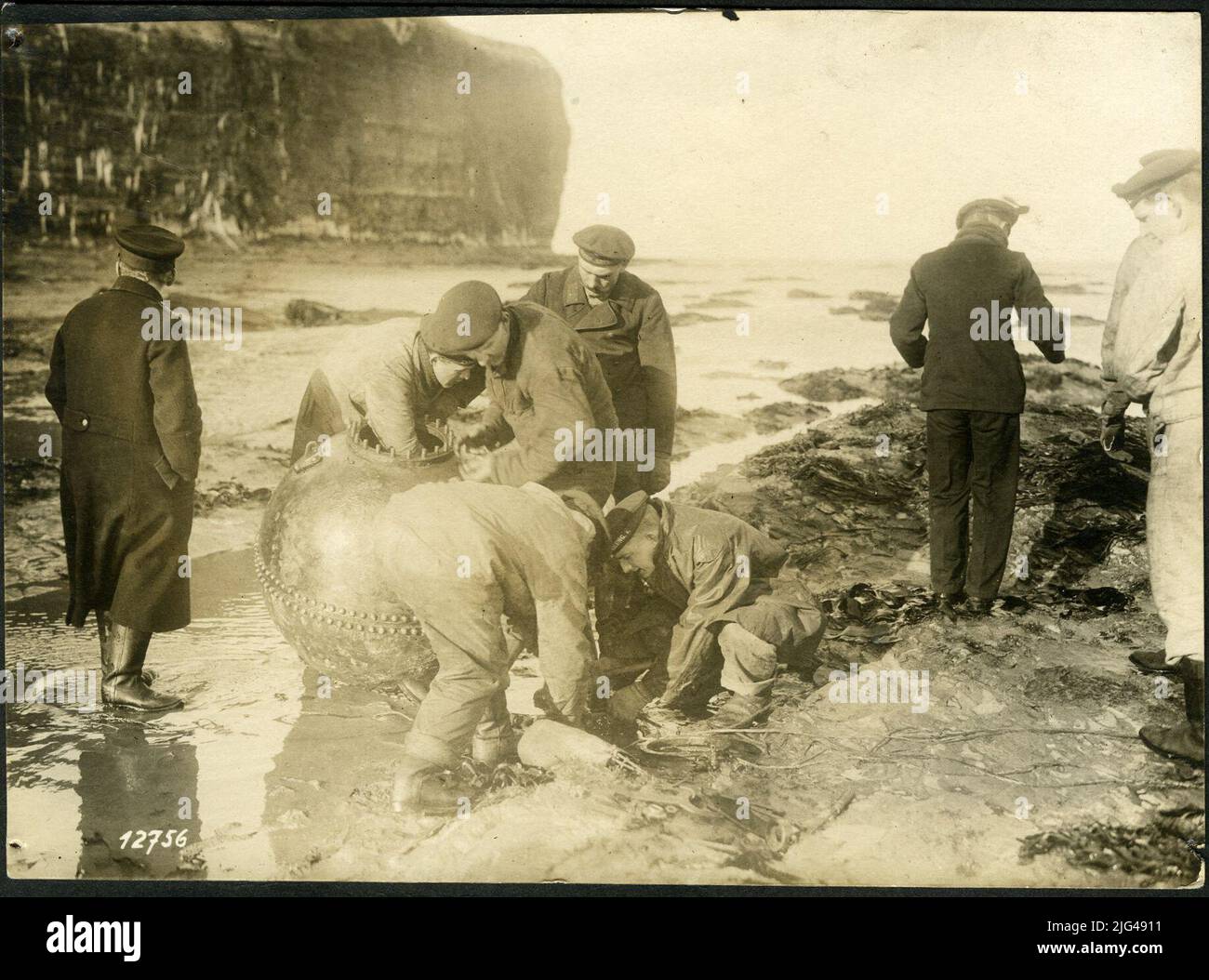 Helgoland in the war. Invised English mines. The shooting cotton is ...
