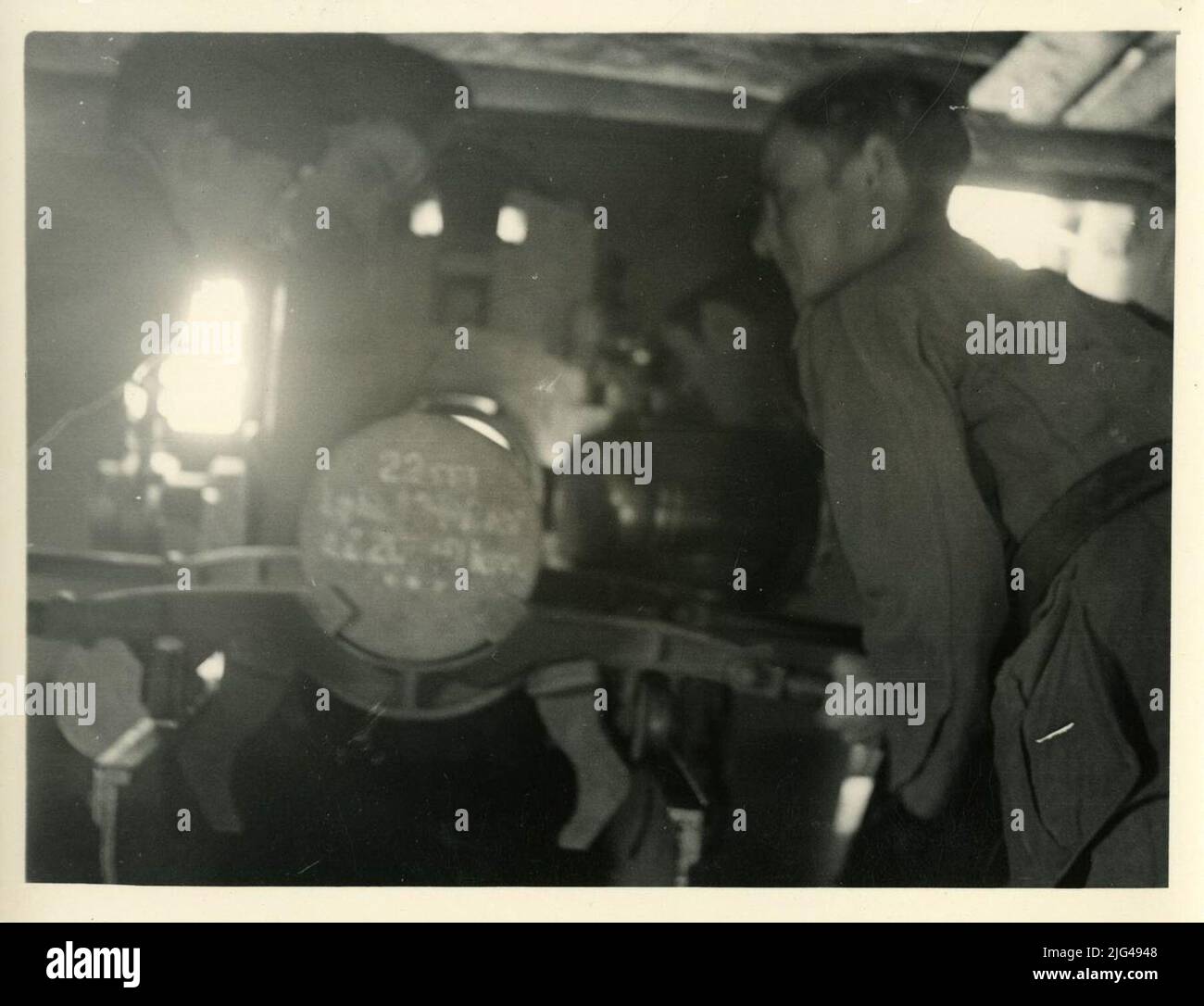 Loading operation of a 22 mm schneider mortar of the 14th/art. Two ...