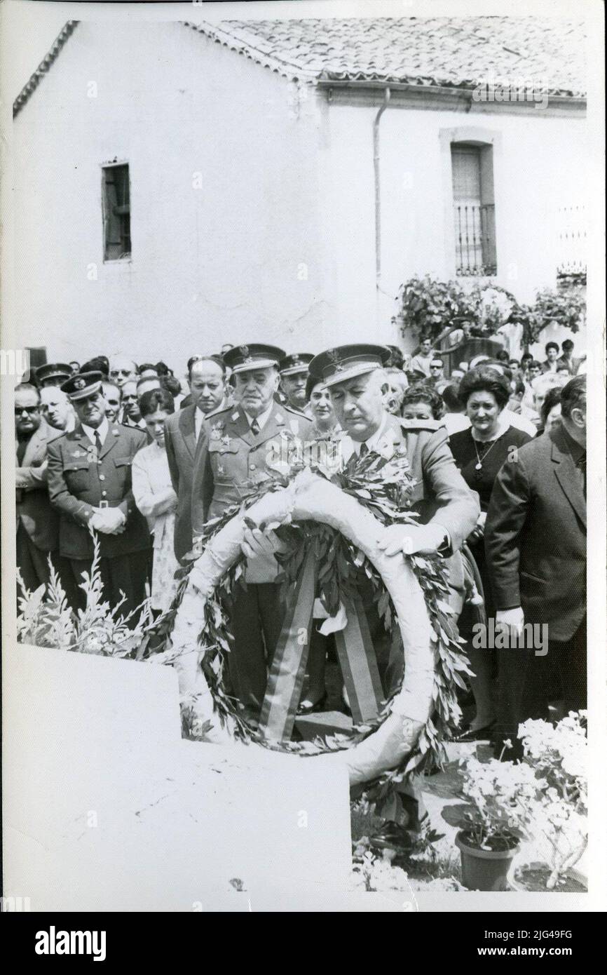 Flower offering photography after infantry. The Spanish Army General ...