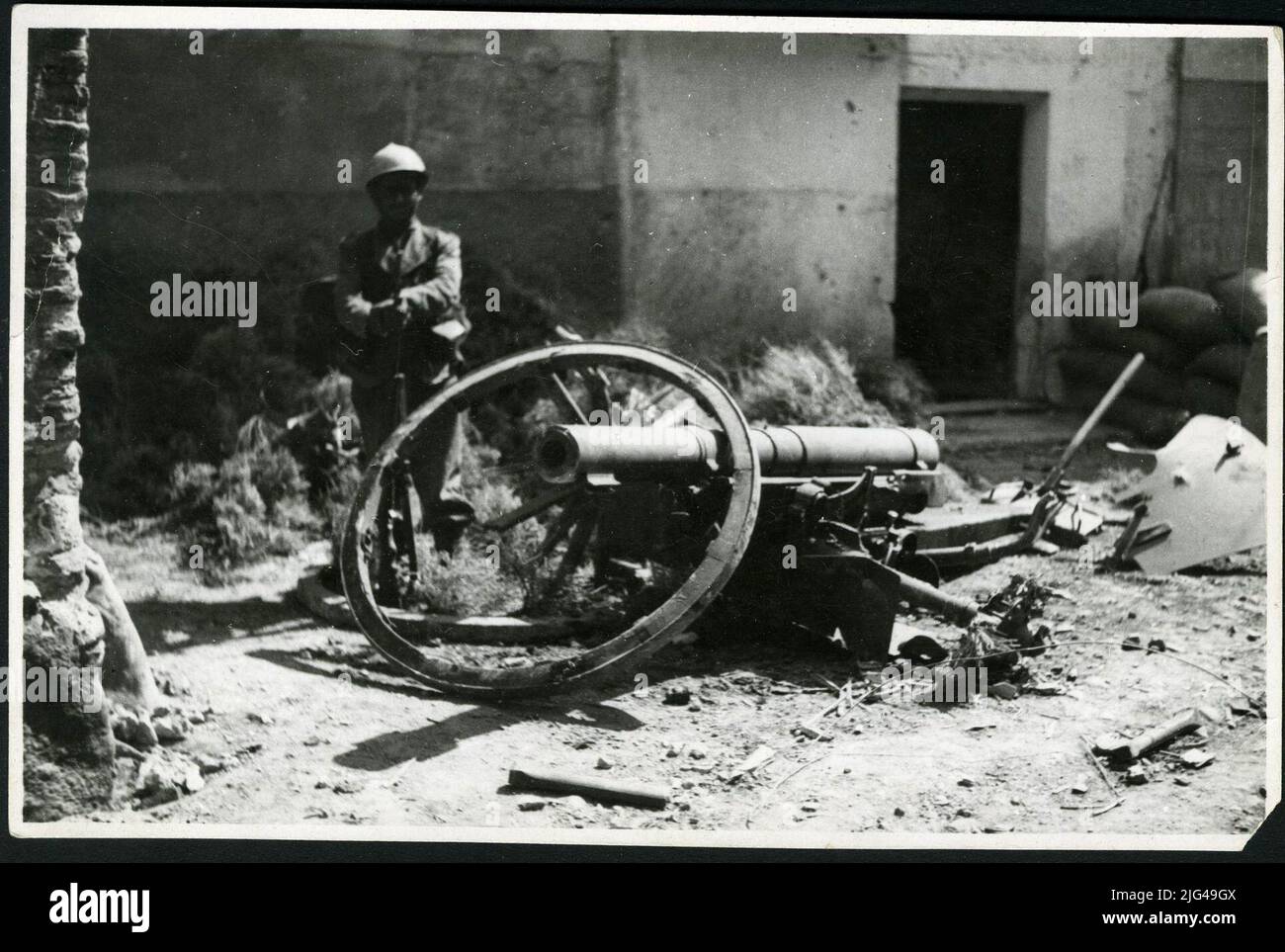 PHOTOGRAPHY. Cañon shattered by the Republican Artillery in Valencia ...