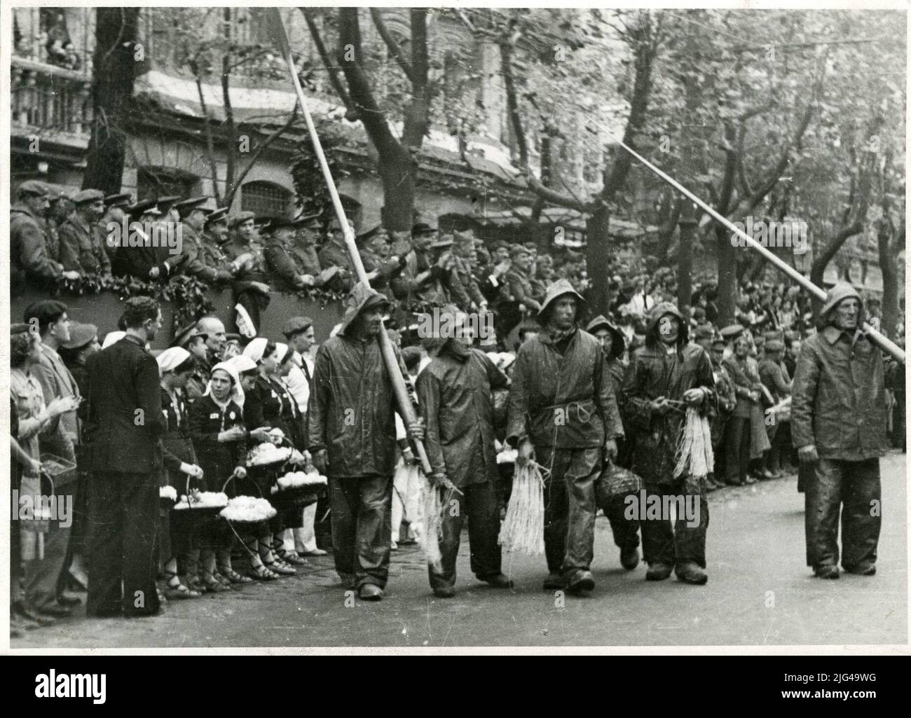 [Typical Basque fishermen, participating in the parade in the streets ...