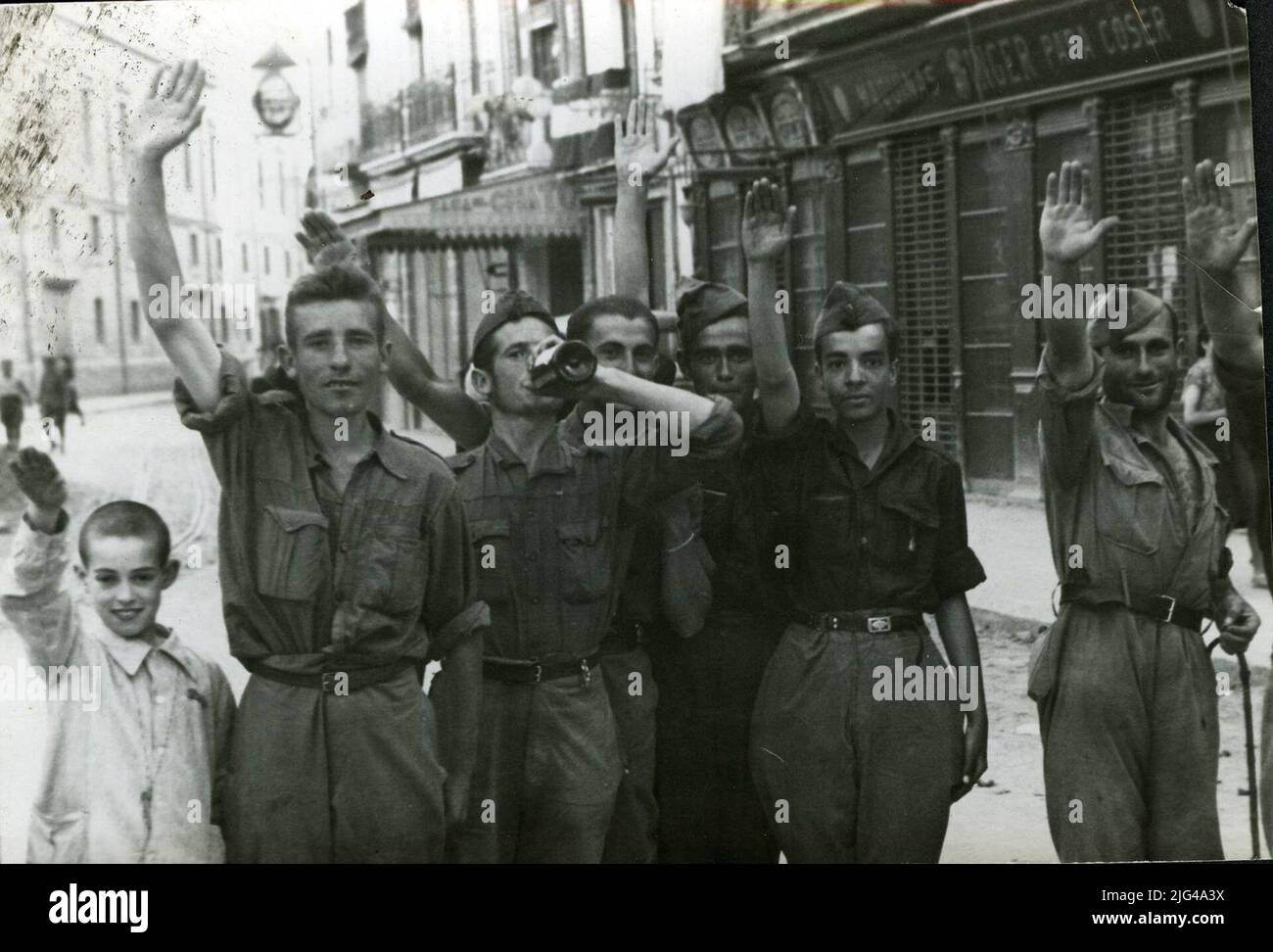 Falangist group with the arm up. Author: Campúa, 1938. Soldiers ...