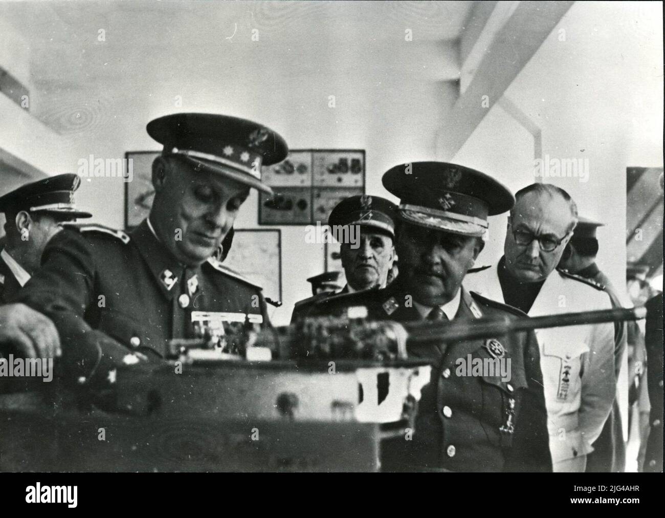 Photography Visit of the Gral. Franco, 1950. Characters: Franco ...