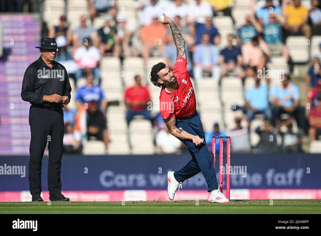 Reece Topley of England delivers the ball Stock Photo - Alamy