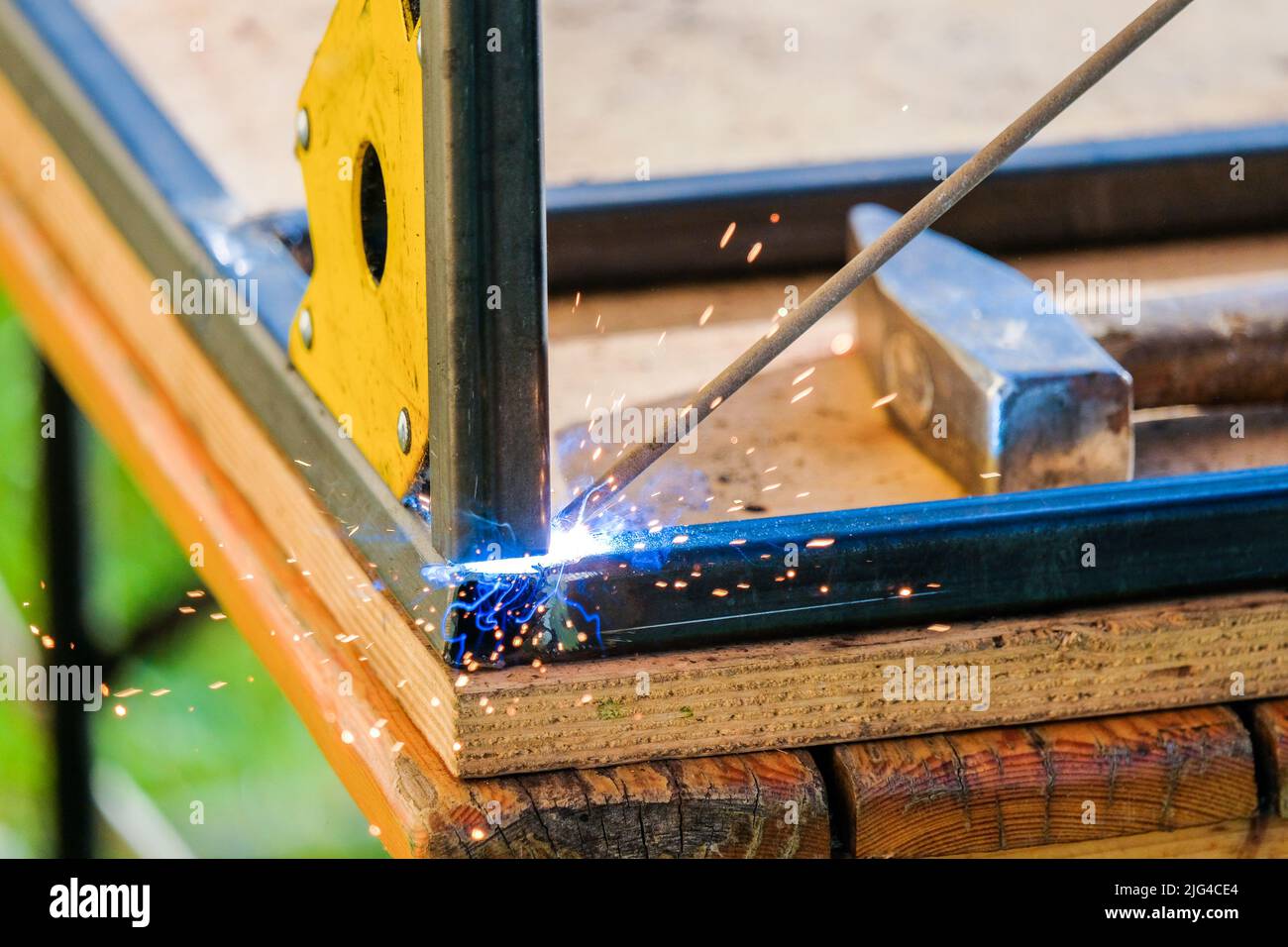 The tip of the electrode of electric arc welding melts the metal ...