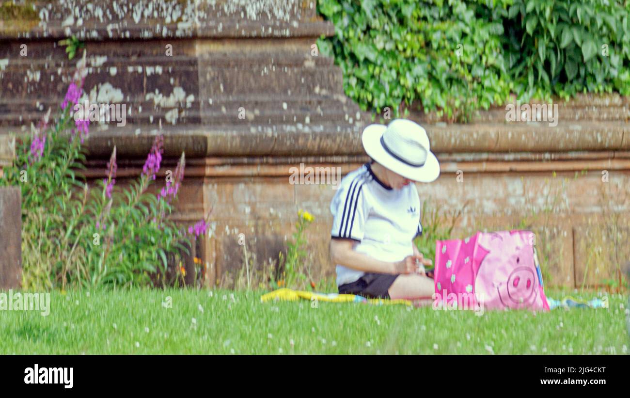 Glasgow, Scotland, UK July 7th 2022. UK Weather: Hot sunshine saw ...