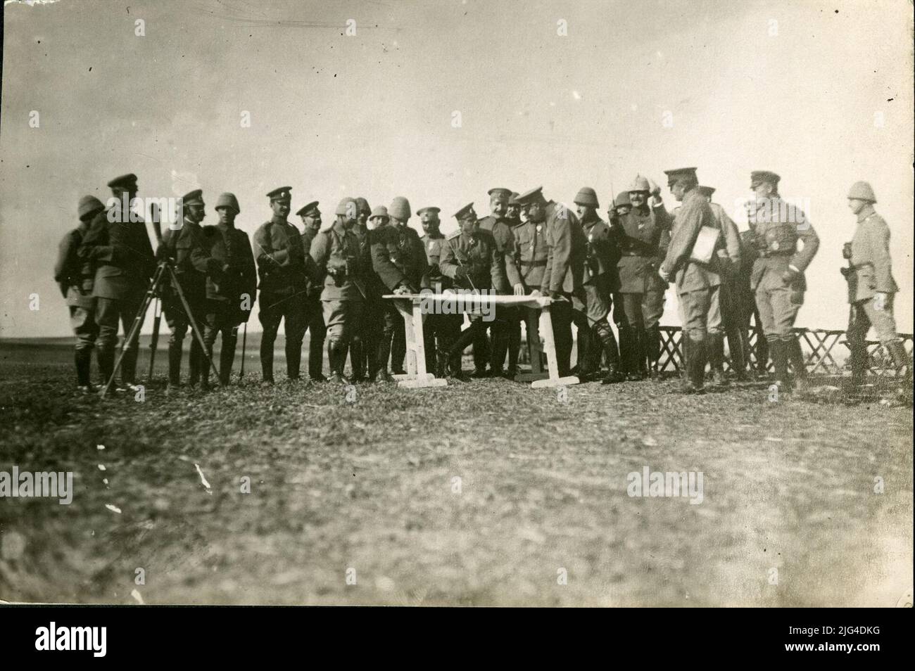 Grupo de Military standing around a table Stock Photo - Alamy