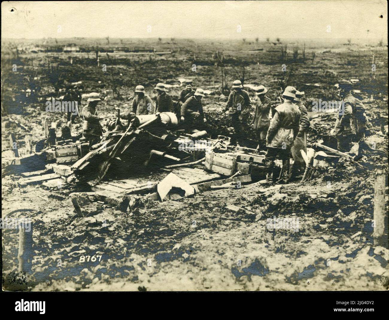 On the Kemmel! Heavy English Haubitz battery captured in the open ...