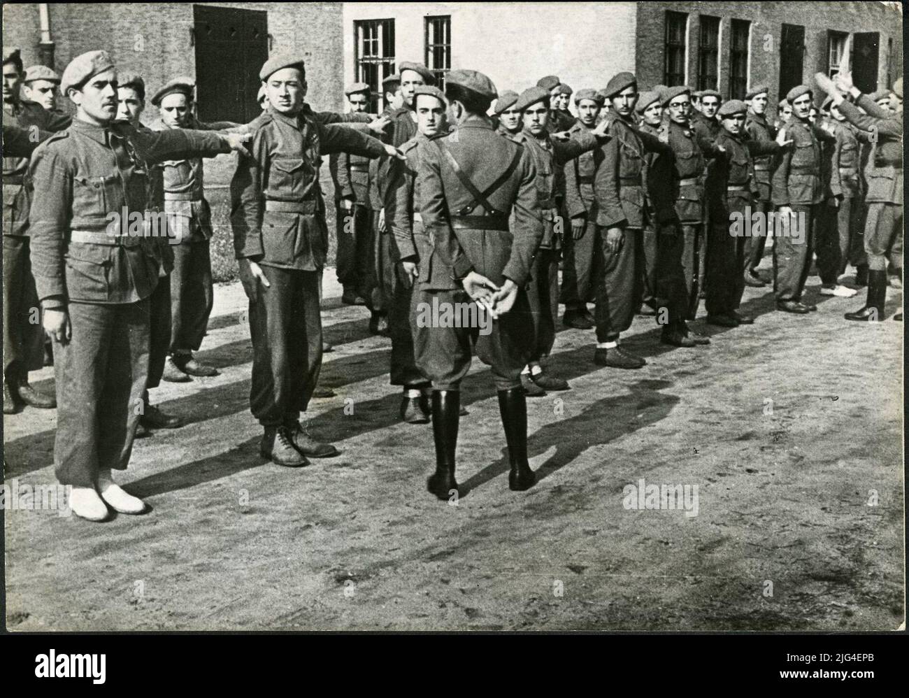 The blue division on the Eastern Front. The Spanish volunteers receive ...