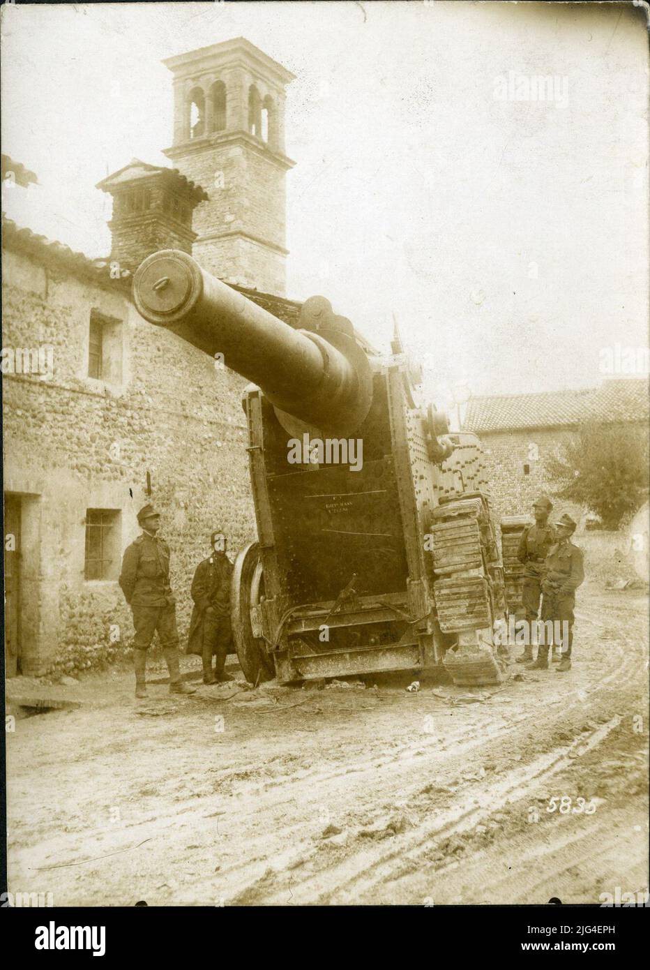The collapse in Veneto. Captured heavy giant gun in a village behind ...