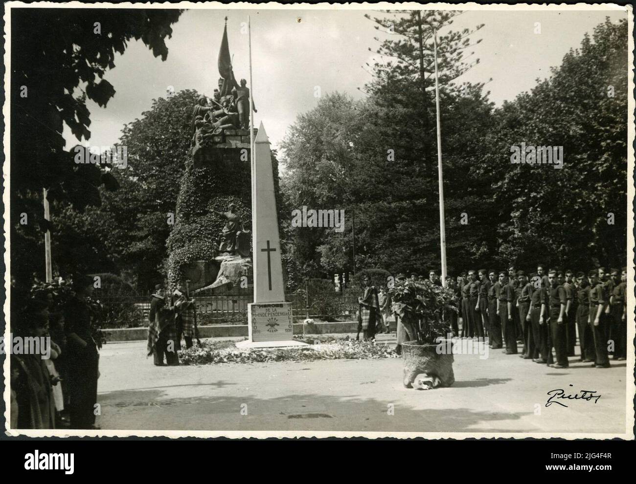 Photography of Falangistas before a monument to independence in ...
