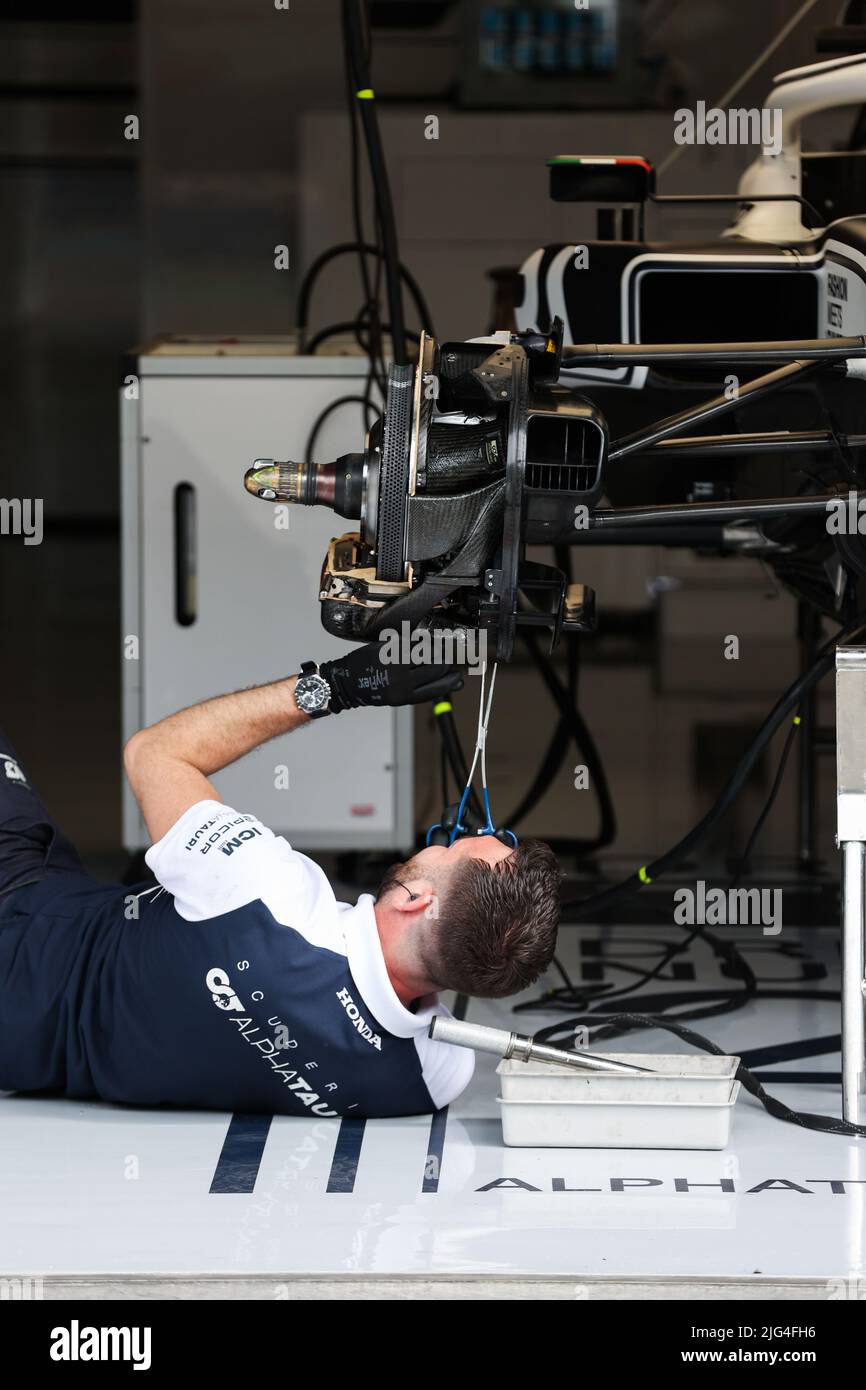 garage, box, Scuderia AlphaTauri AT03, mechanical detail during the ...