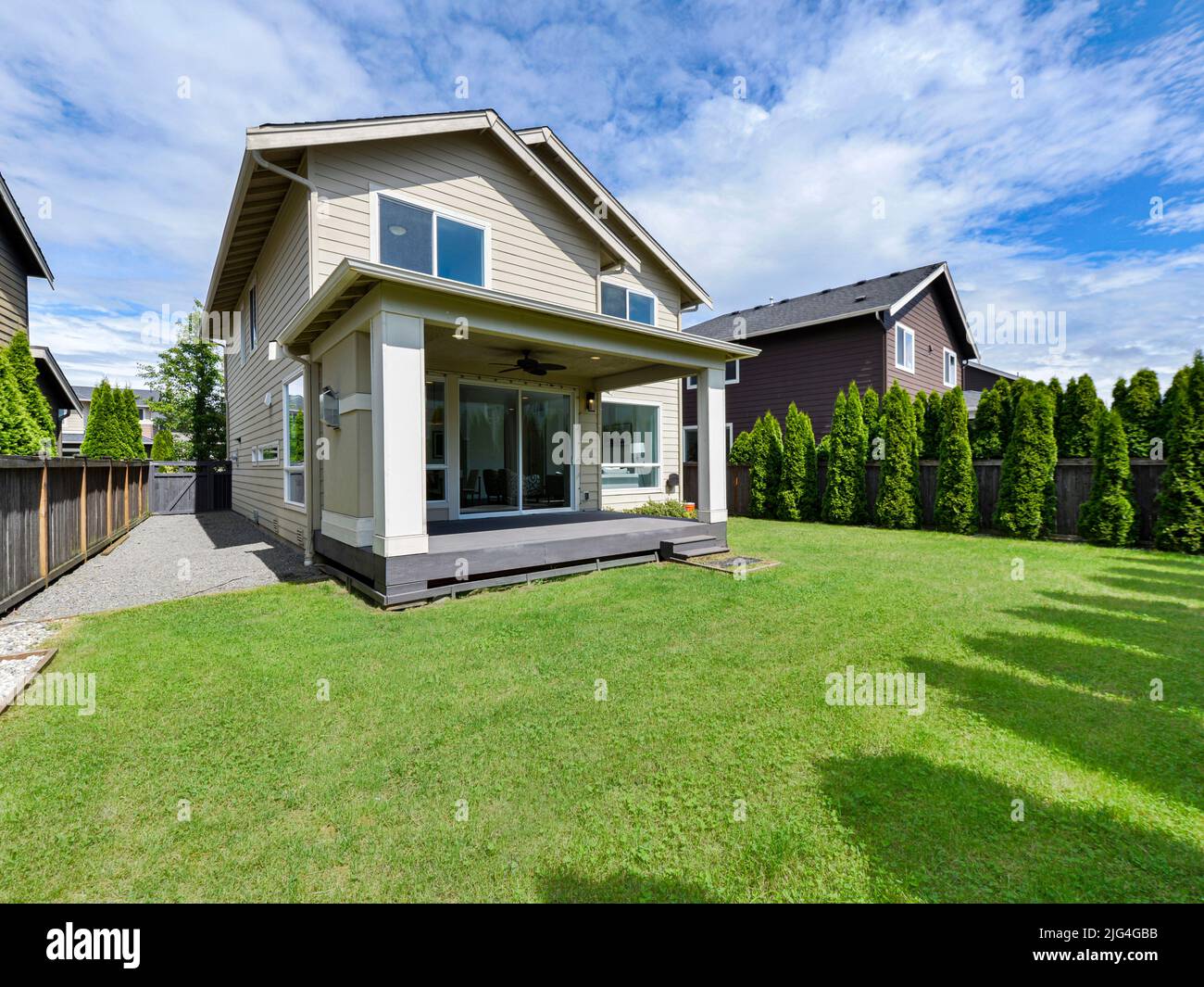 Modern residential backyard exterior Stock Photo - Alamy