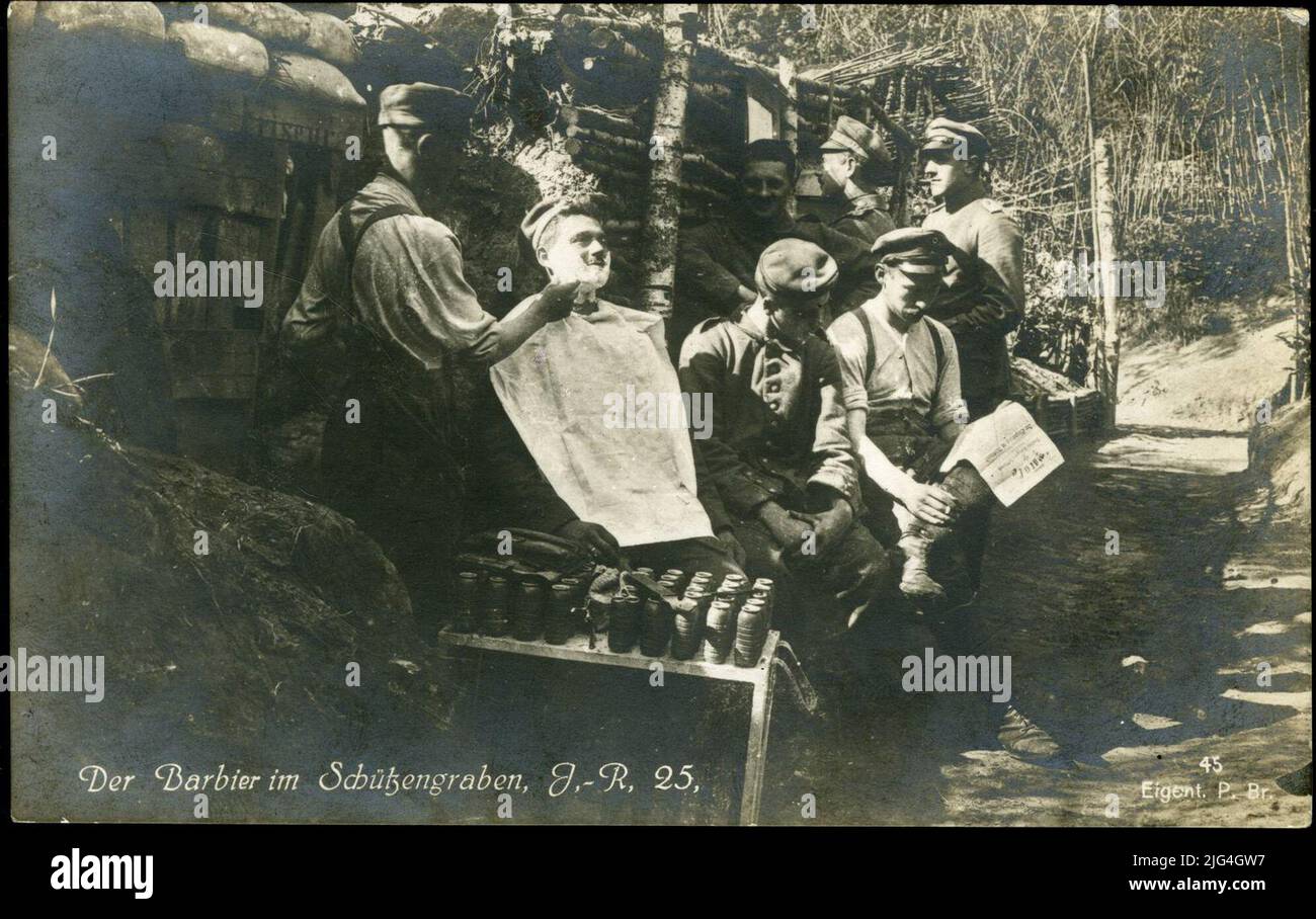 PHOTOGRAPHY. I World War. Soldiers shaving in a trench Stock Photo - Alamy