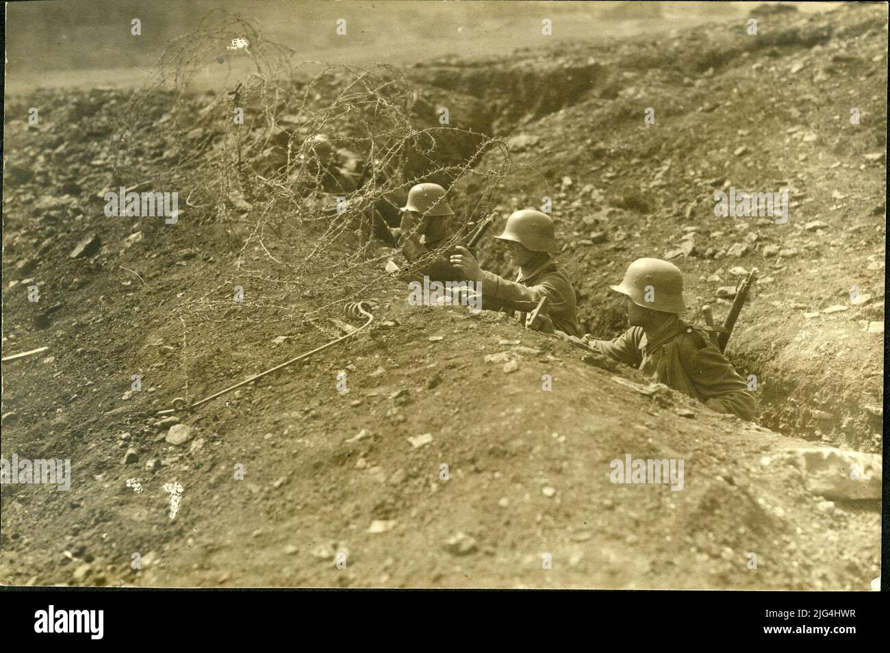 To the fights in the west. German troops bring a wire roller out of the ...