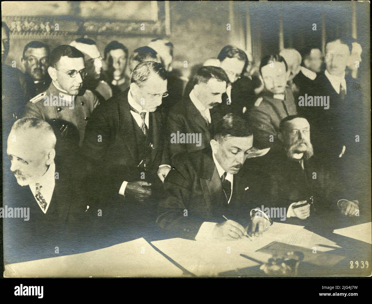 The signing of peace in Romania. State Secretary by Kühlmann signs the ...