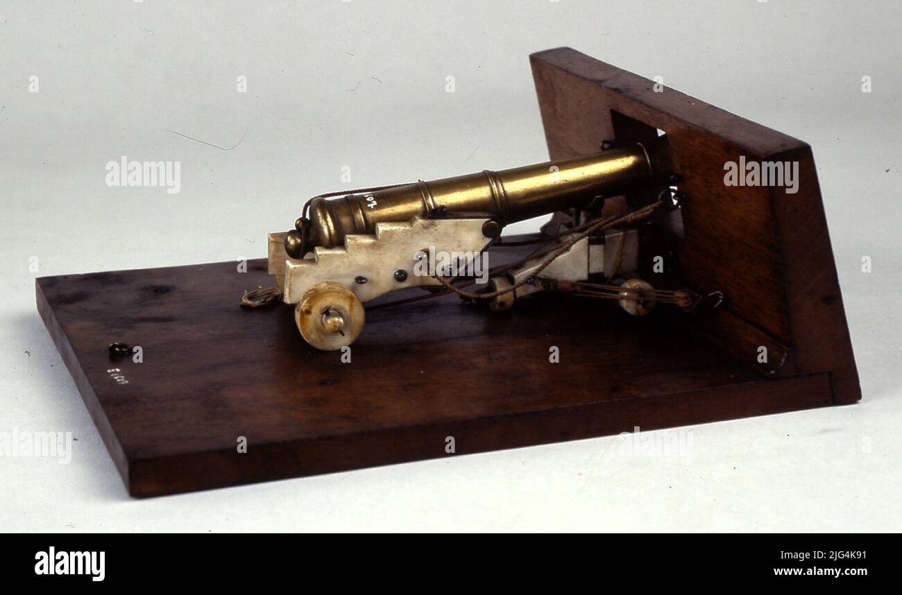 Model of the naval canñeon of three English types. Model cañón. Naval ...