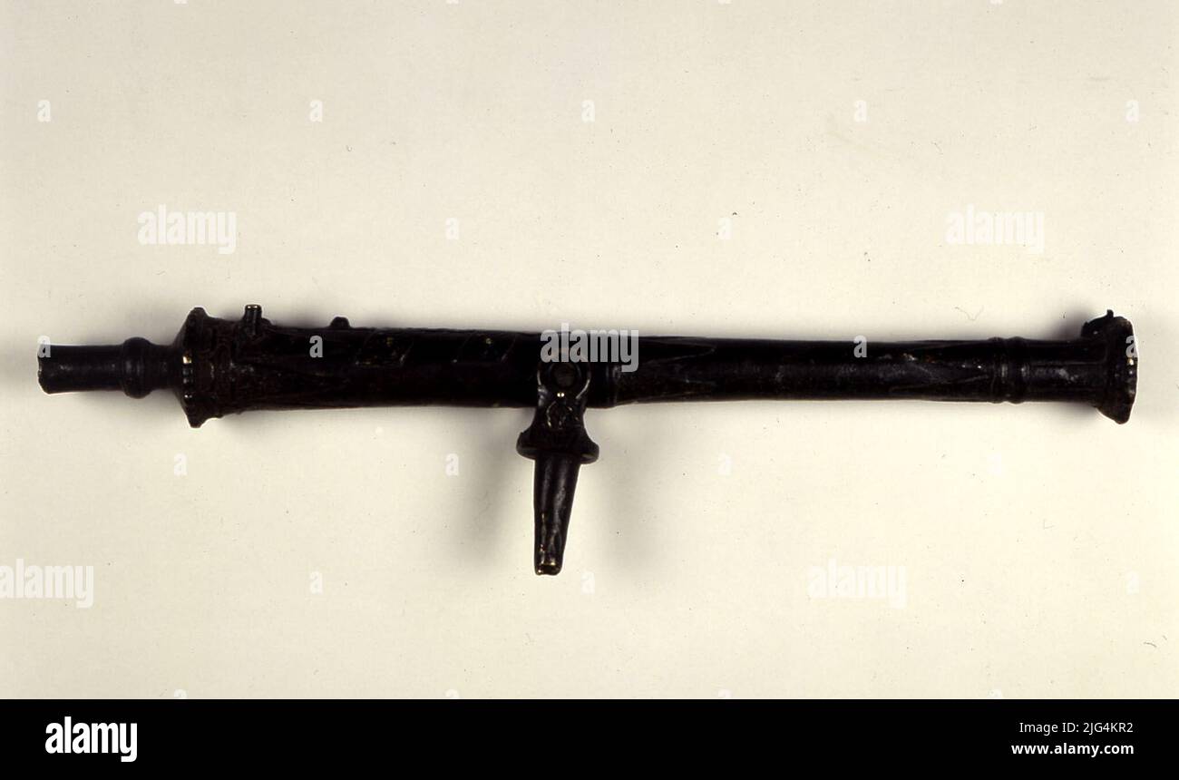 Lantaca. Lantaca. The Brocal ends in relief molding. Undulating edges ...