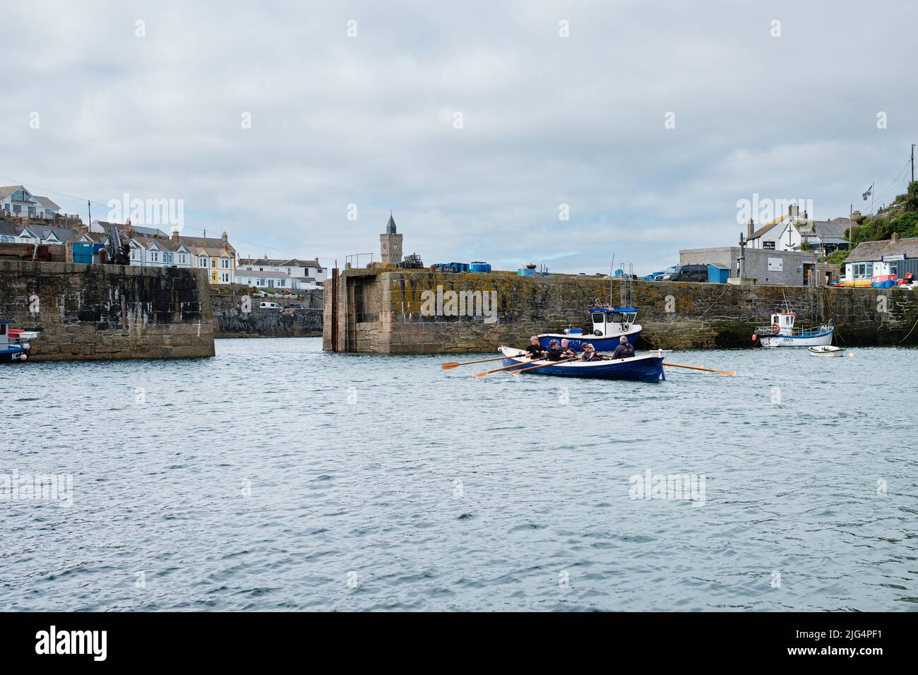 Bal Maiden Pilot Gig leaves Porthleven, Cornwall on a training run ...