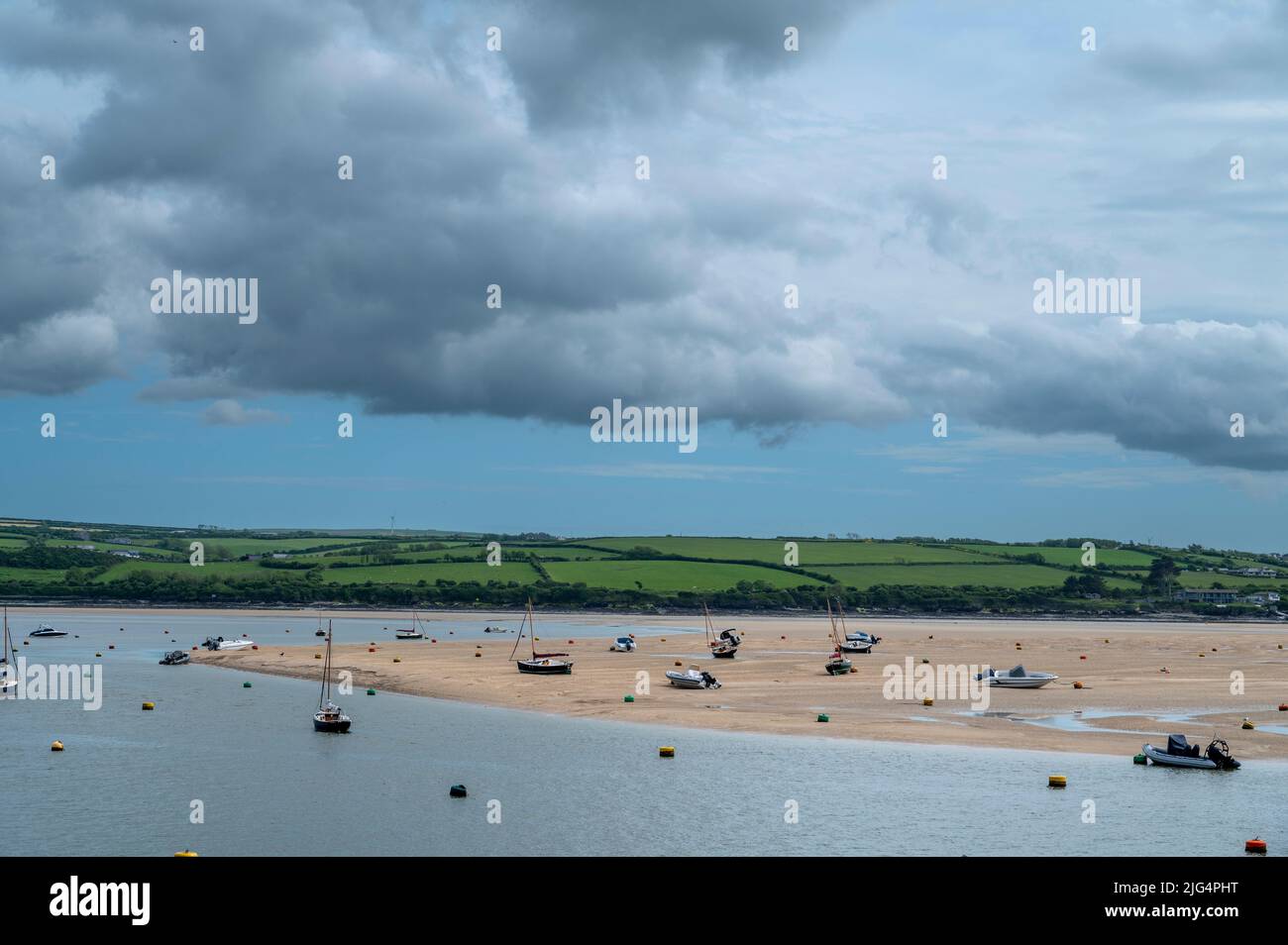 Rock beach on the Camel Estuary, Cornwall. UK Stock Photo - Alamy