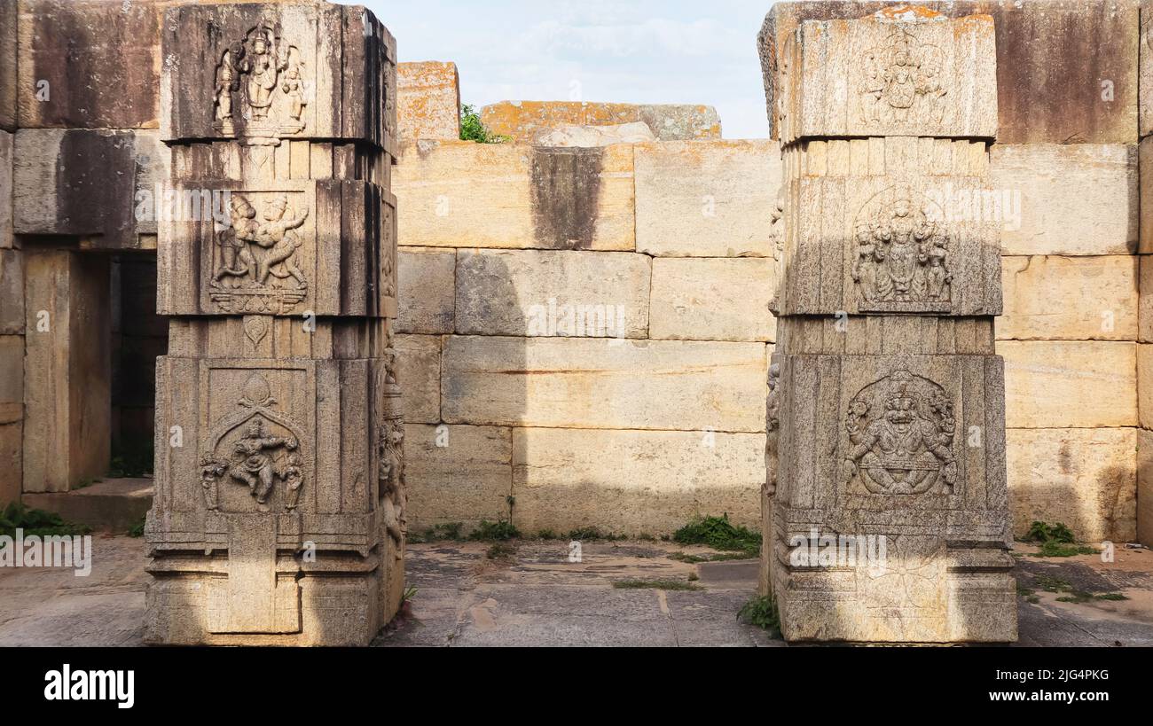 Carvings of Hindu God and Goddess on the Rayagopura, Melukote ...