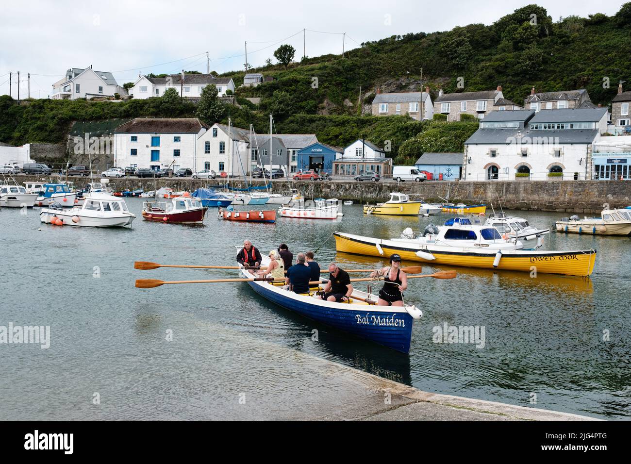 Bal Maiden Pilot Gig leaves Porthleven, Cornwall on a training run ...