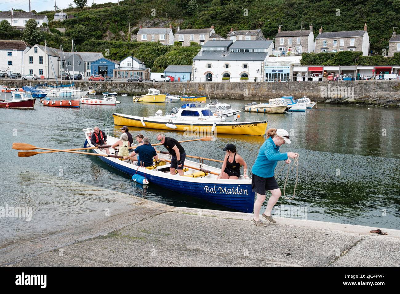 Bal Maiden Pilot Gig leaves Porthleven, Cornwall on a training run ...