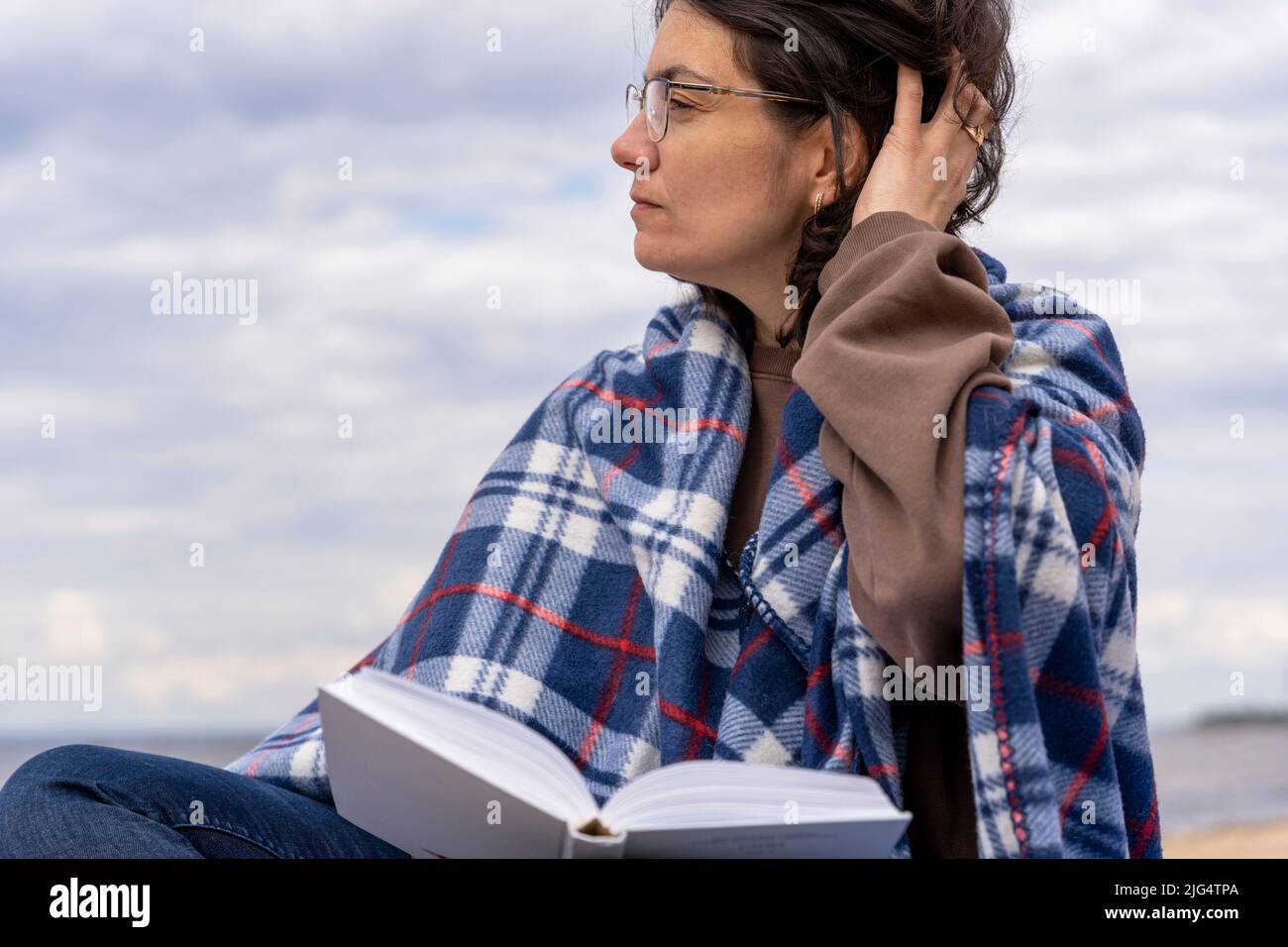 Beach alone reading hi-res stock photography and images - Alamy